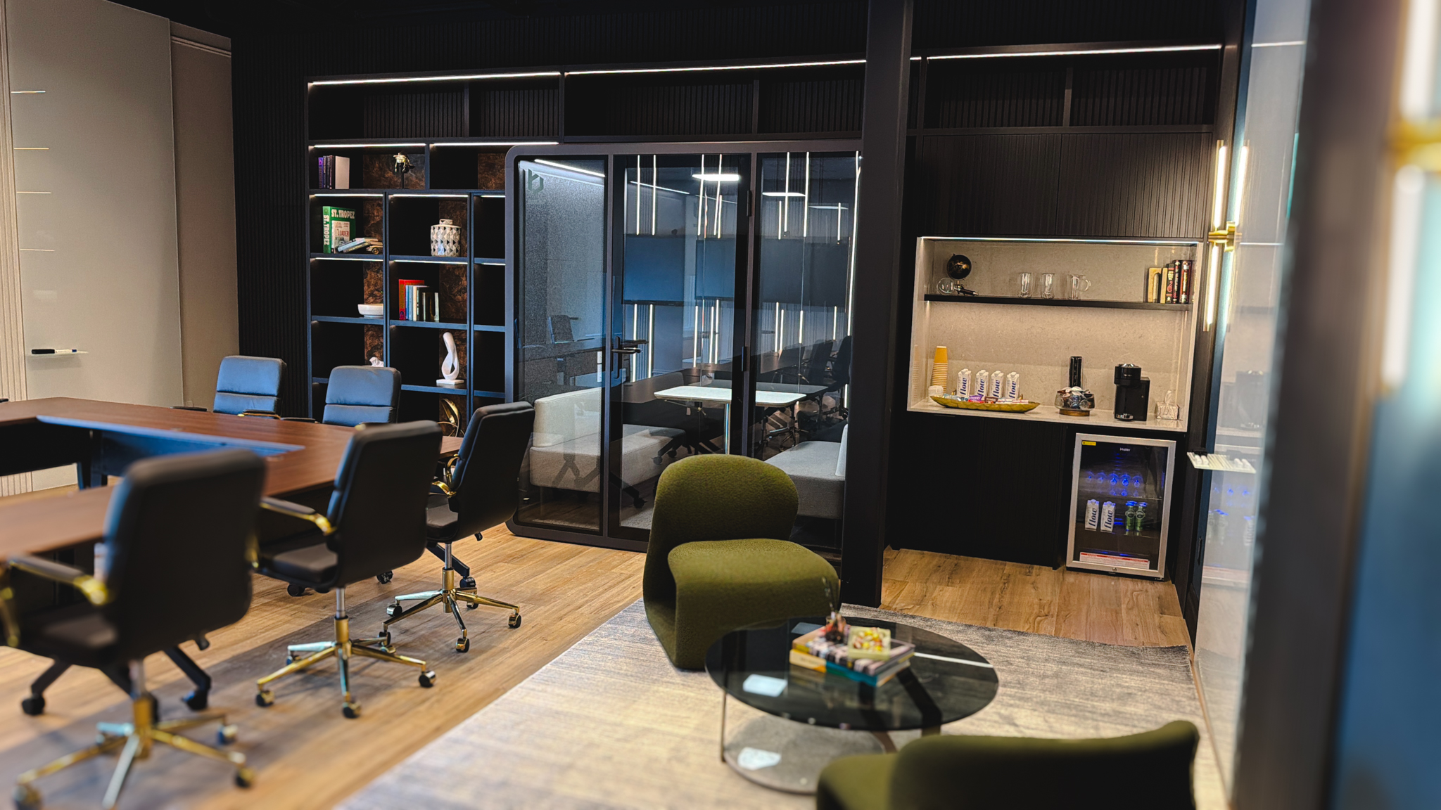 Private Meeting Room Suites in Oakville - Business Lounge